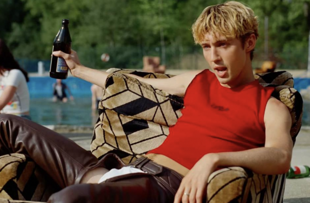 Troye Sivan wants to 'clear up' claims he's a 'crazy power bottom ...